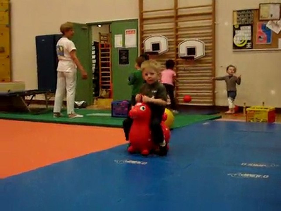 Gymnastique le 29 juin 2011 : le cheval sauteur - Vidéo Dailymotion