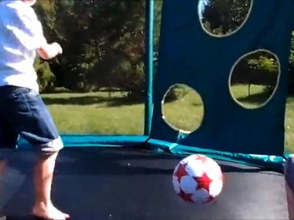 Football sur Trampoline avec la Cage TrampoFoot - France Trampoline ...