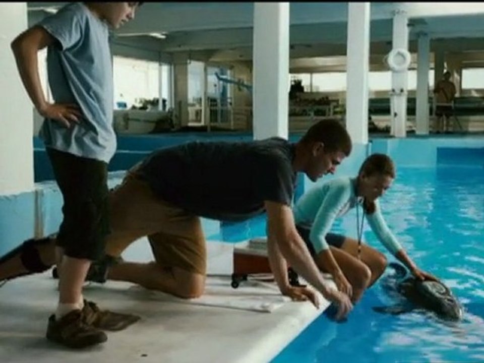 Dolphin Tale - Kyle Meets Winter - video Dailymotion