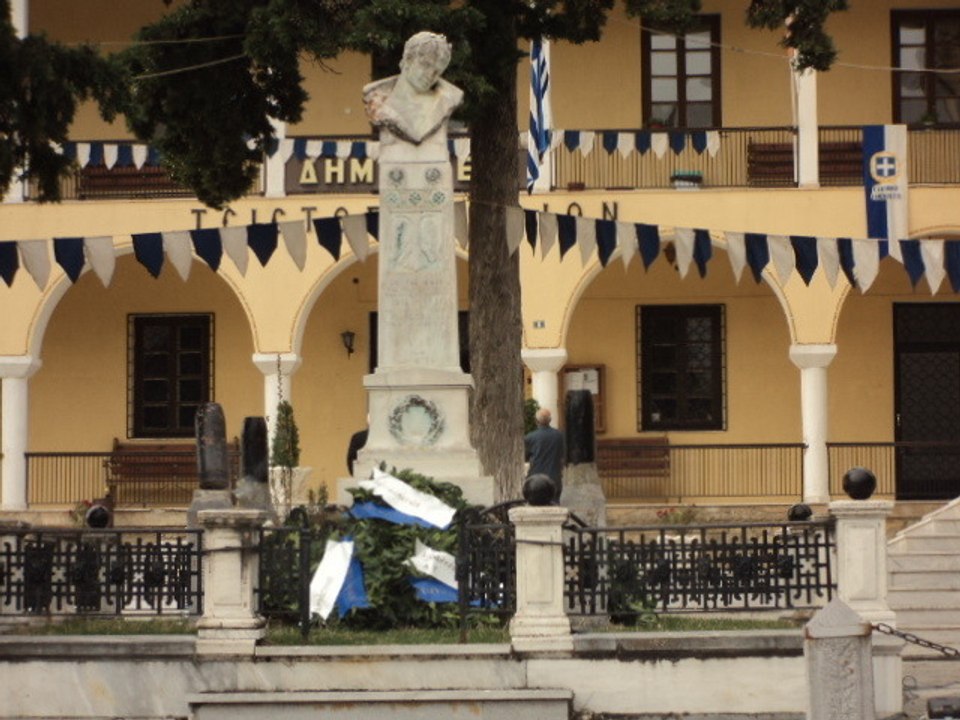 Επιμνημόσυνη δέηση και κατάθεση στεφάνων στο Μνημείο των Ηρώων και ...