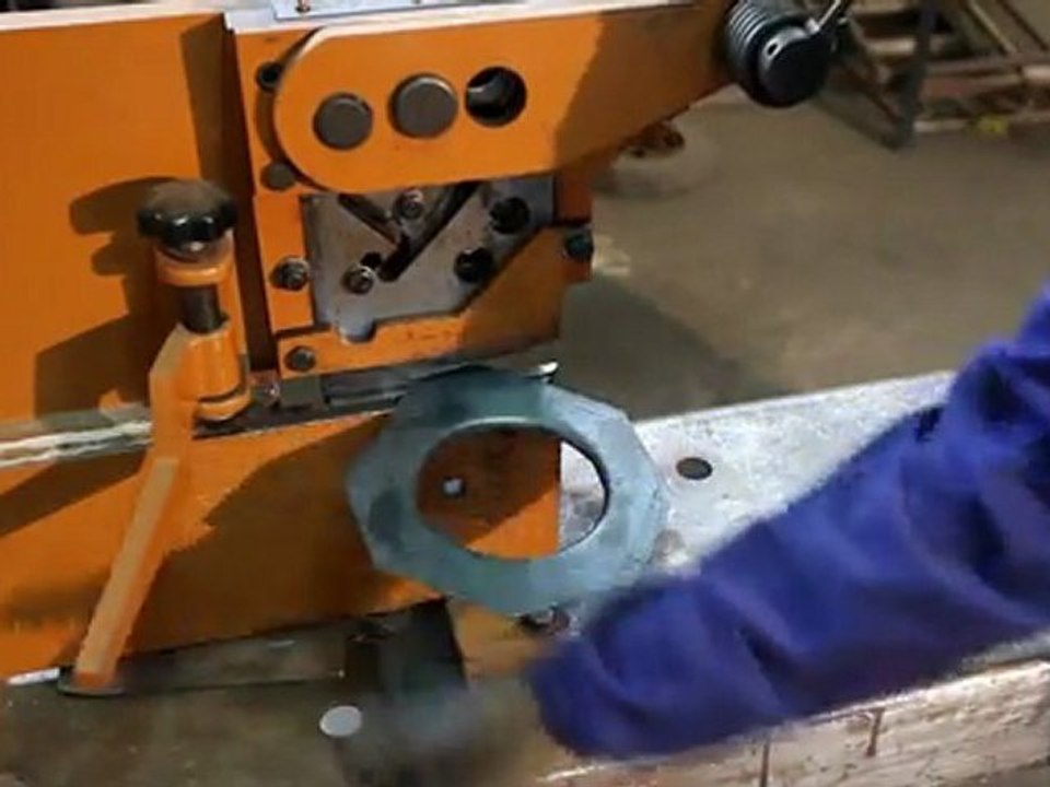 Building the Jiko Safi Jatropha Gasification Stove - video Dailymotion