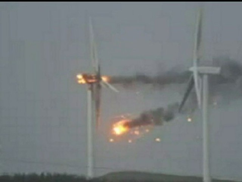 Wind turbine bursts into flames near Ardrossan - video Dailymotion