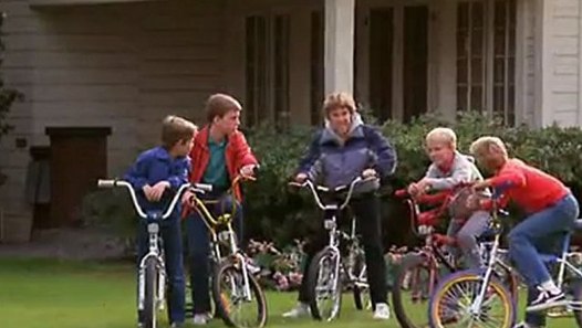 Pee-wee Herman riding his bike - Vidéo Dailymotion