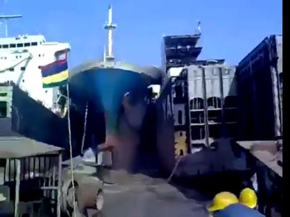 Epic Boat Docking Failure - video Dailymotion