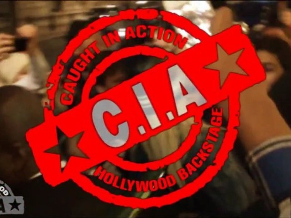 Rihanna Assaulted by fans - video Dailymotion