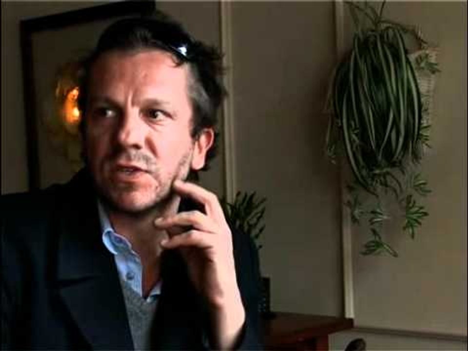 dEUS-zanger Tom Barman over Lowlands - Video Dailymotion