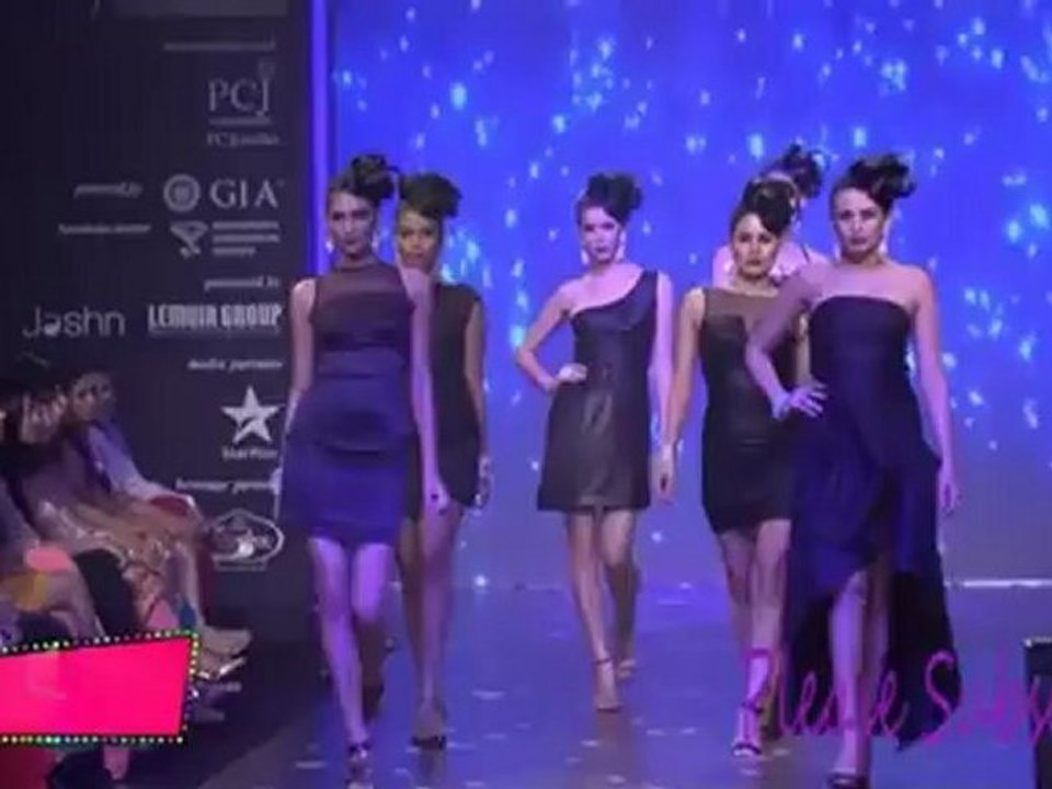 Hot N Sexy Piya Trivedi Dazzles the Ramp - video Dailymotion