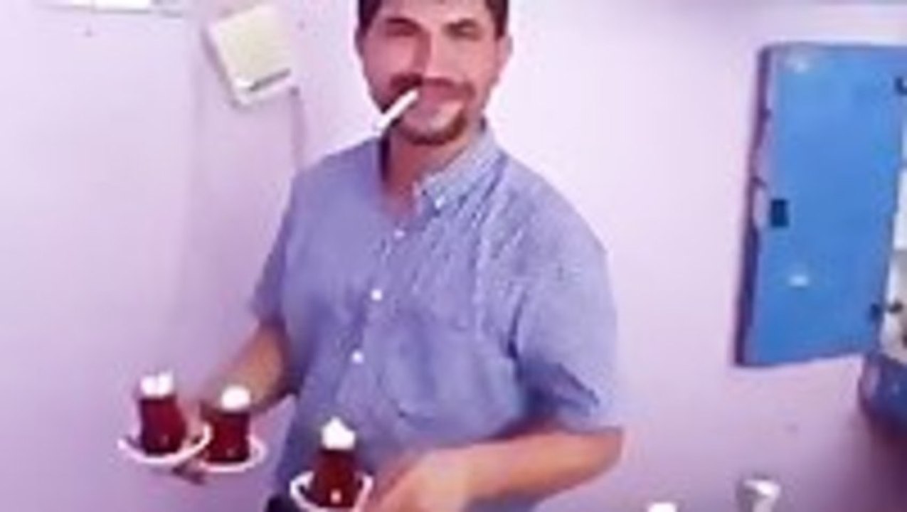 Guy Falls For Exploding Cigarette Prank - video Dailymotion