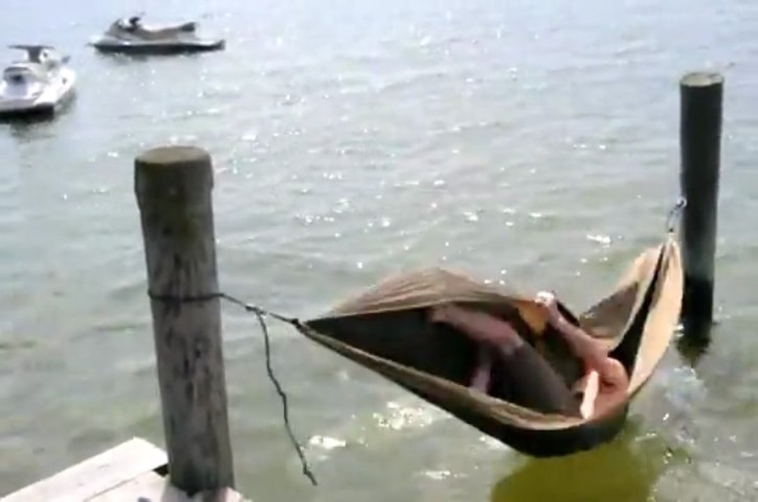 This guy fell out of his hammock! EPIC FAIL - Vidéo Dailymotion