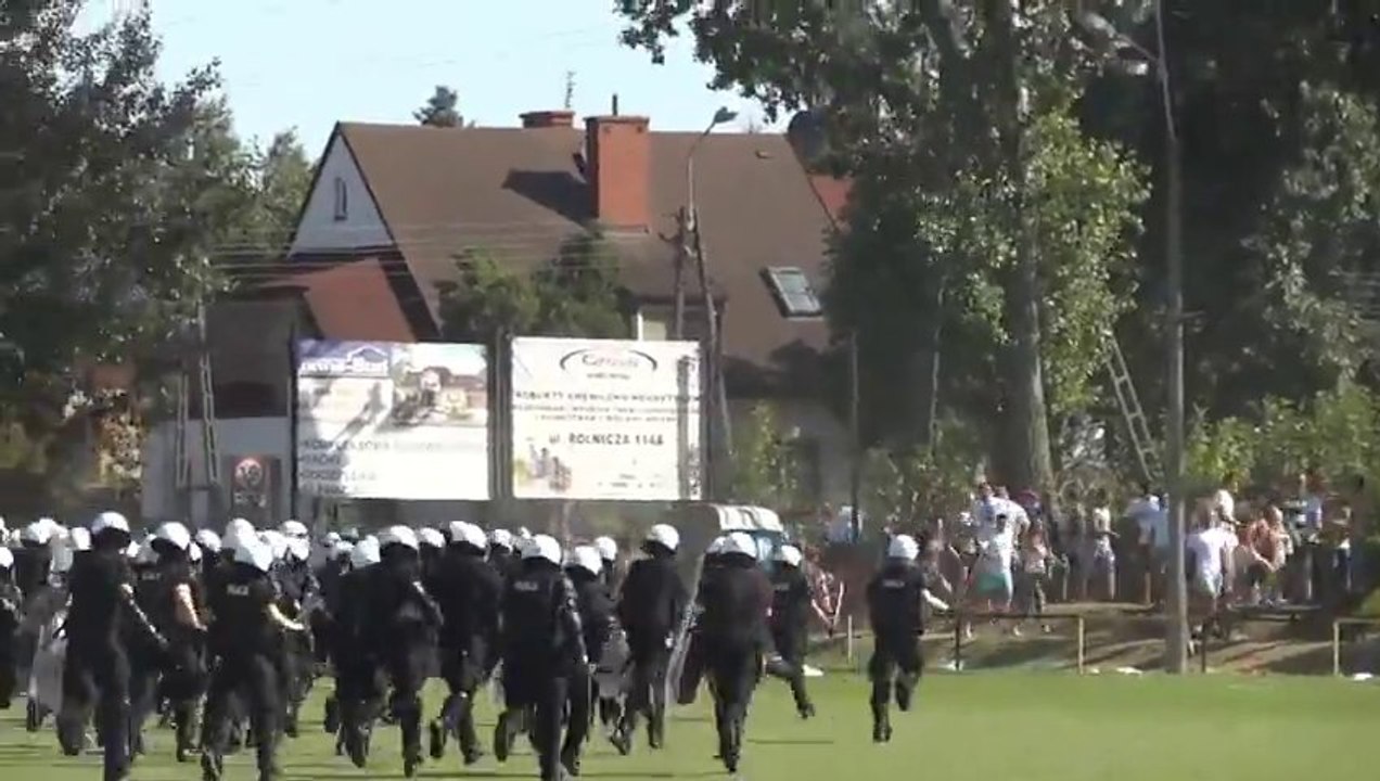 Hooligans VS police during football game. - Vidéo Dailymotion