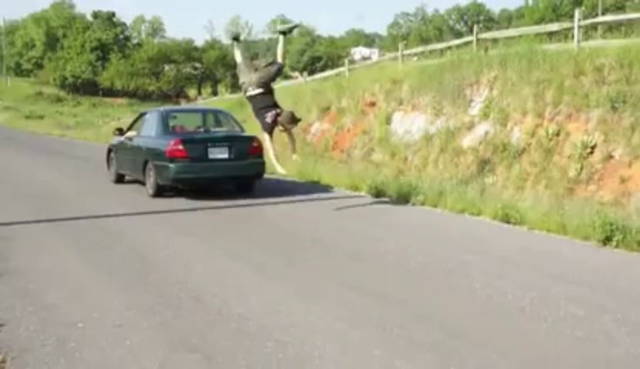 Jumping over a car at 20mph!? FAIL!!! Stupid guy... - Vidéo Dailymotion