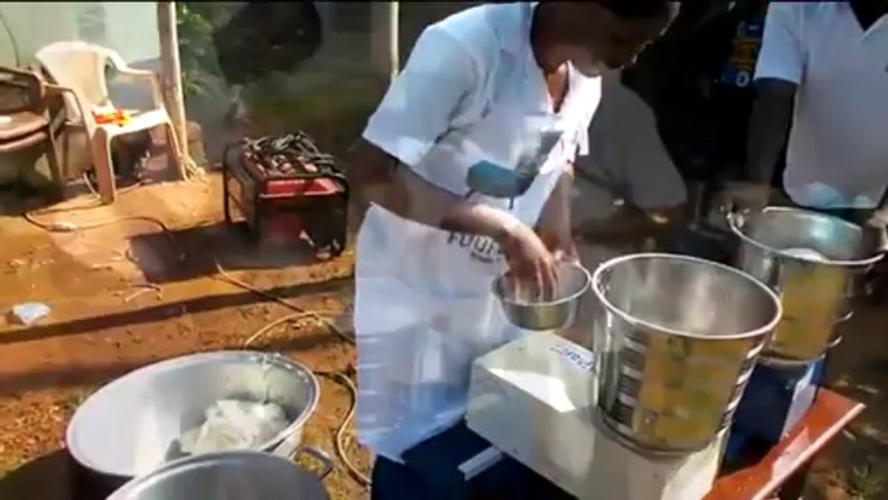 Togo: L'invention du "foufoumix", la machine à faire du foufou - Vidéo ...