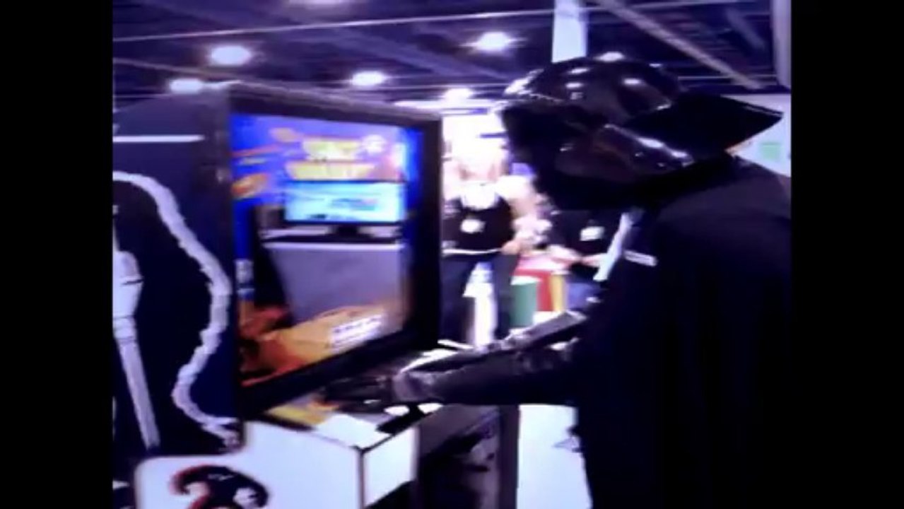 DARTH VADER PLAYS SPACE INVADERS IN LAS VEGAS - video Dailymotion