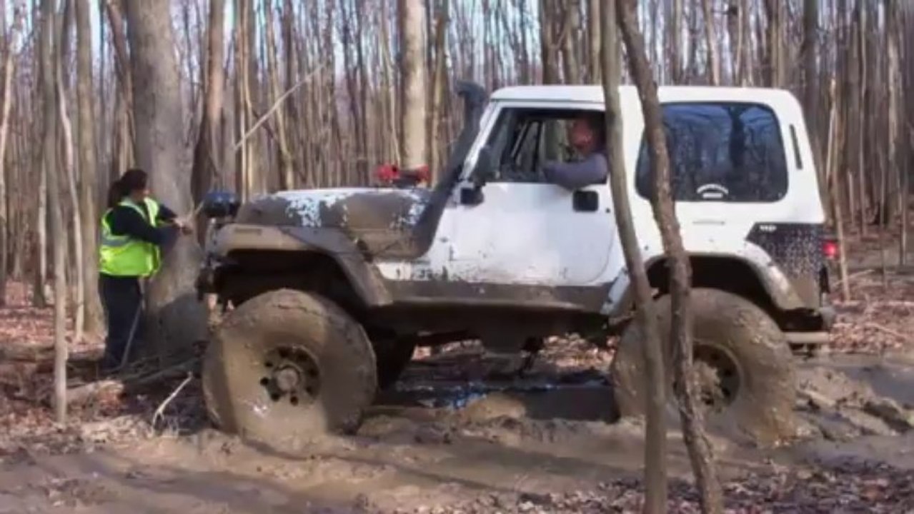 4x4 Offroading Big Jeep Gets Stuck In Deep Mud - video Dailymotion
