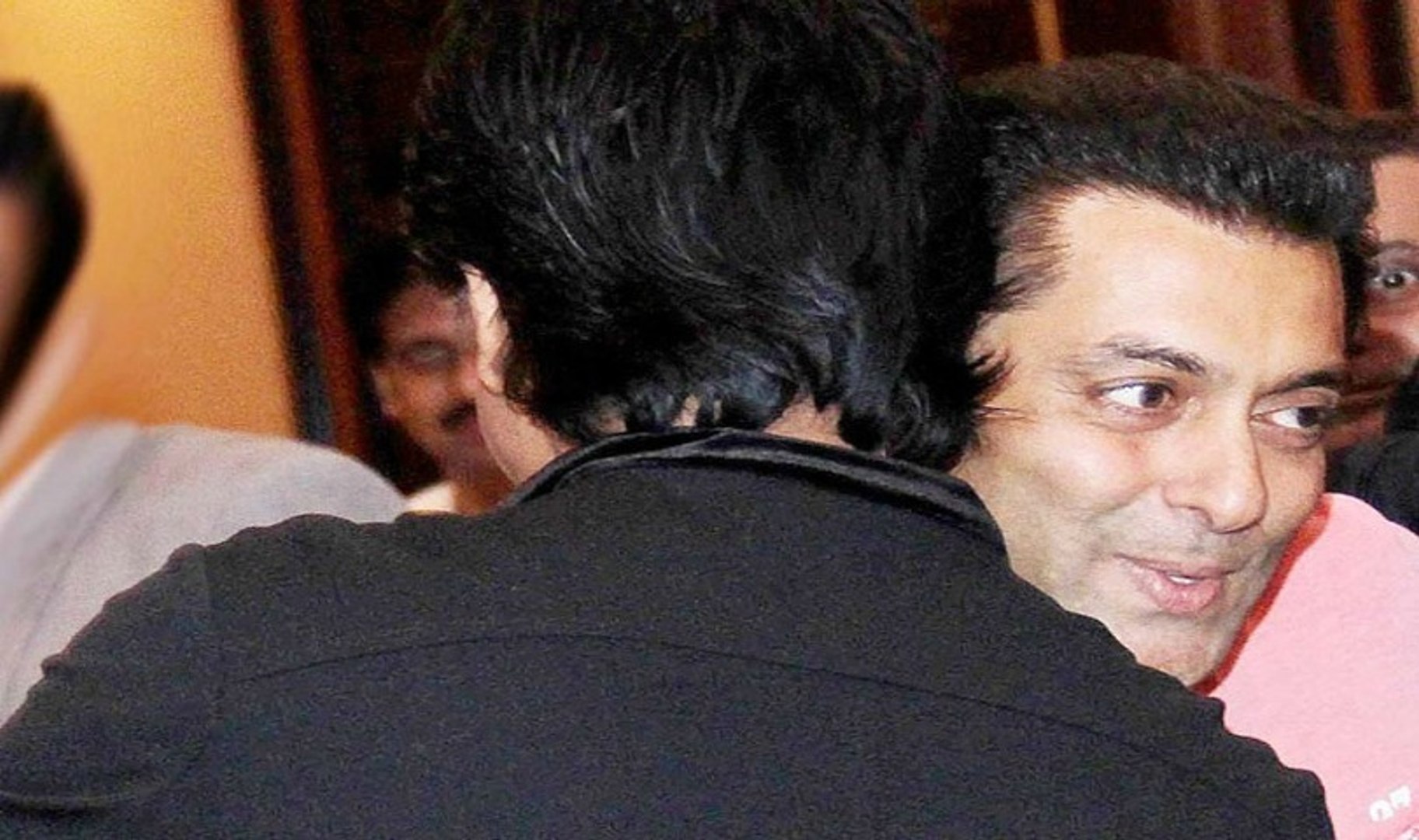 Salman Khan And Shahrukh Khan Hug