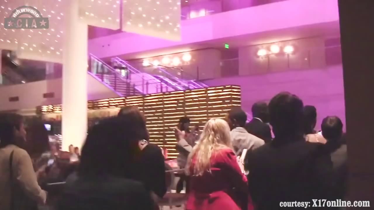 Adam Sandler Gets Mobbed By Fans And Loses His Cool - video Dailymotion