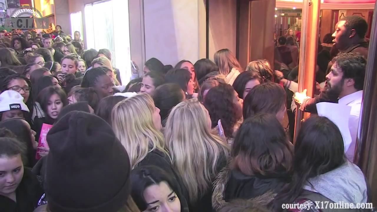Justin Bieber -- Believe Movie (Paris Premiere) - Fans Go Mad - video ...