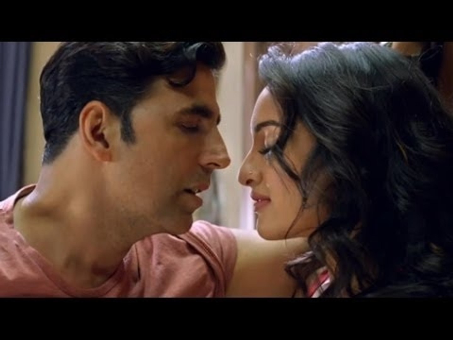 Sonakshi Sinha And Akshay Kumar Romance