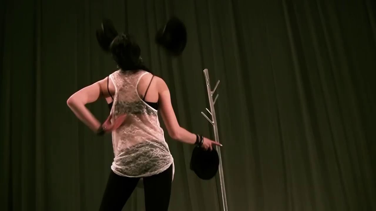 Une jongleuse impressionnante. Elle jongle avec des chapeaux : unique ...