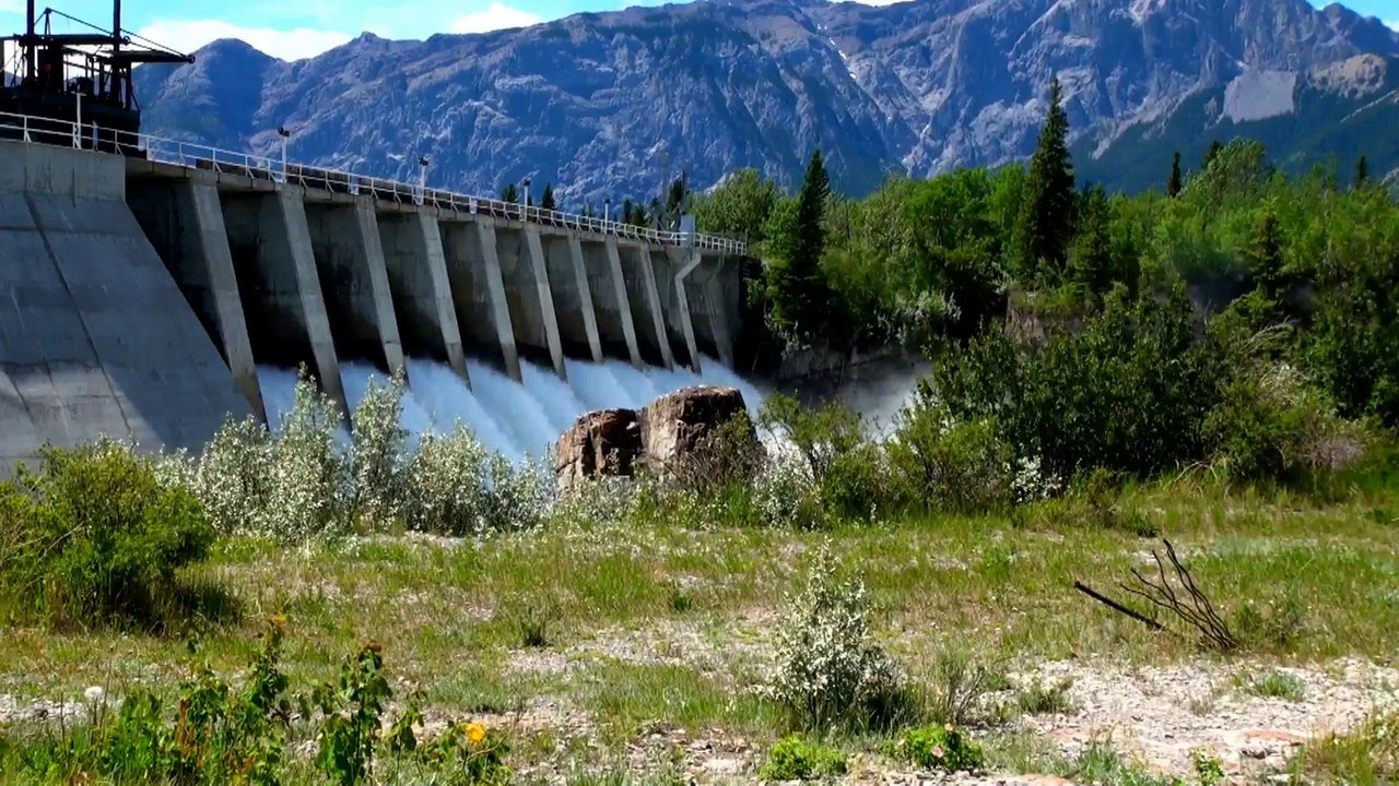 Seebe Dam on Bow River in Alberta. - video Dailymotion