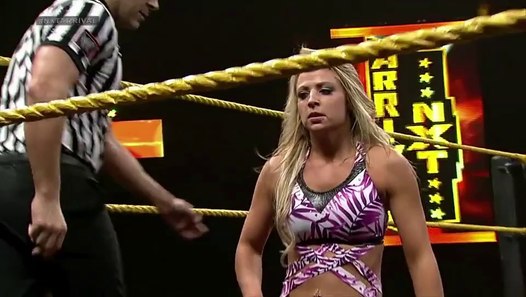 Emma vs Paige NXT Arrival - Vídeo Dailymotion