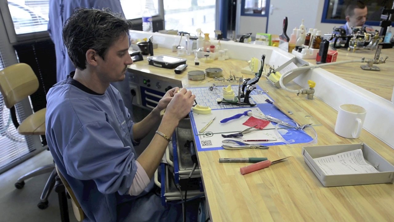 Métier, prothésiste dentaire - Vidéo Dailymotion