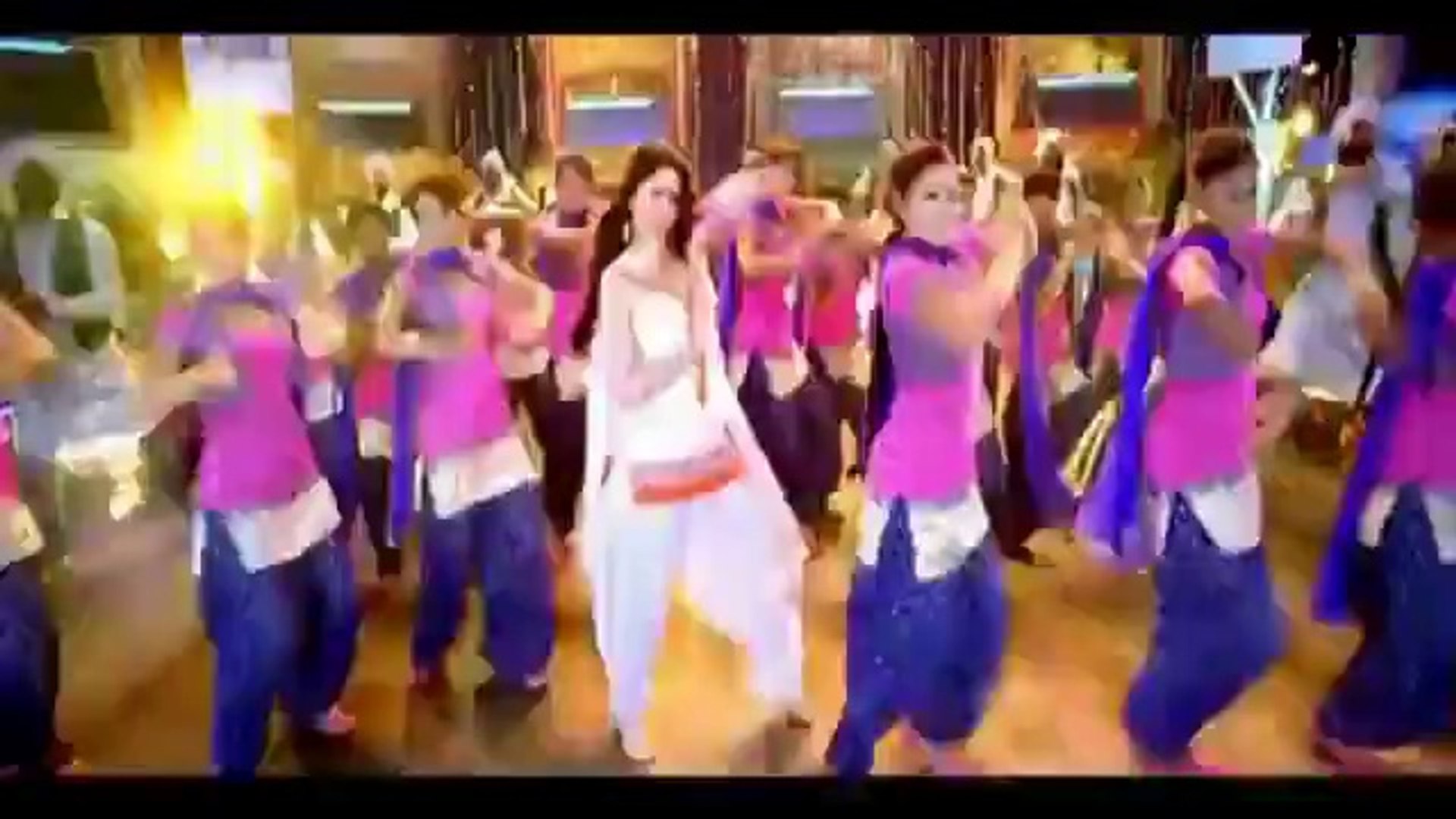 Kareena Kapoor In Suits In Bodyguard Song