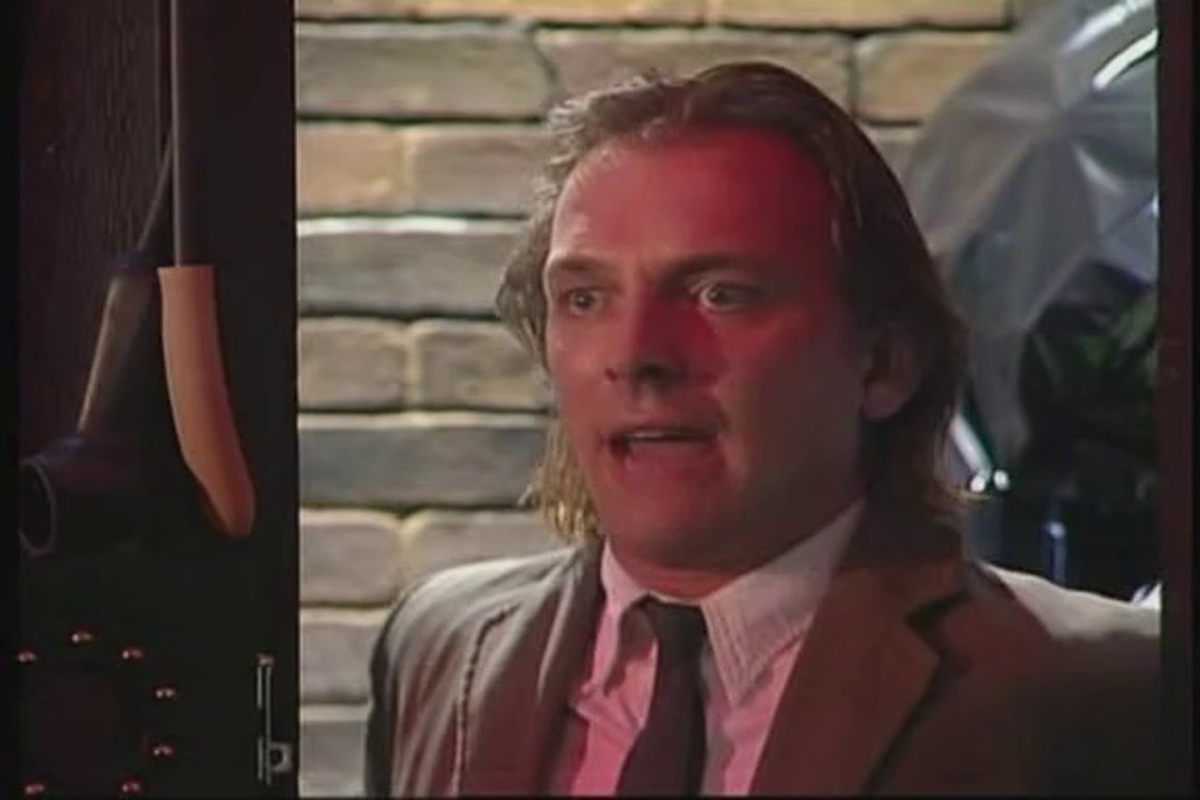 Bottom Season 1 Episode 1 - Smells - video Dailymotion