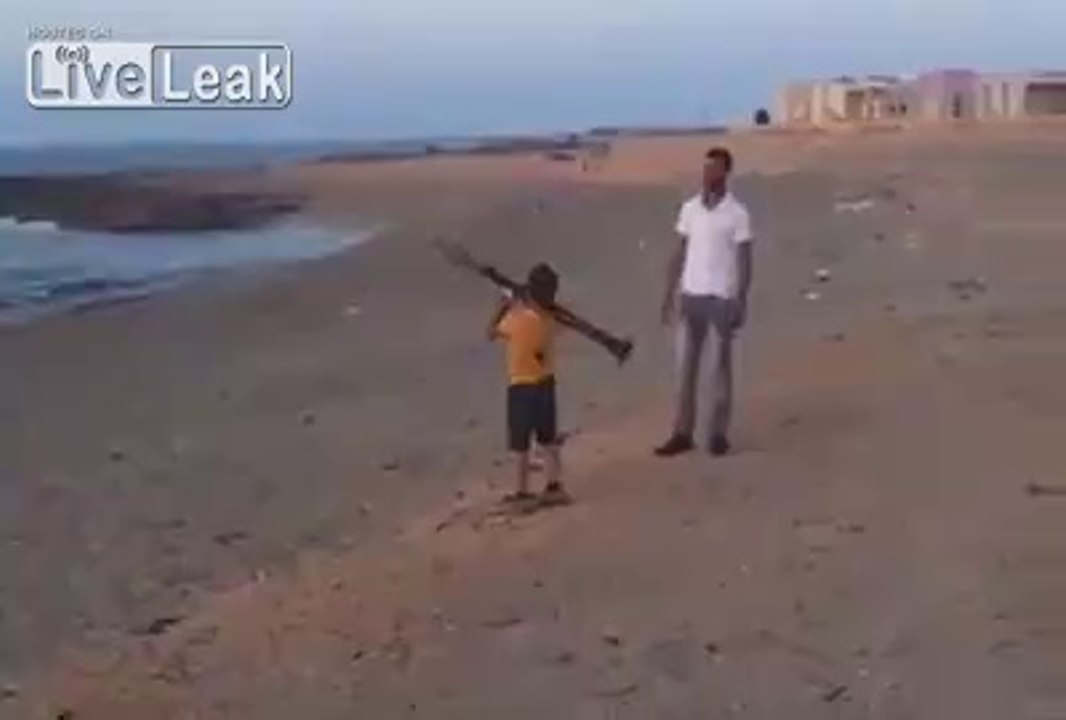 LiveLeak.com - Kid fires RPG on a beach - Video Dailymotion