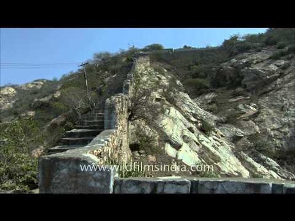 300 steps in an old ruined fort of Dausa - video Dailymotion