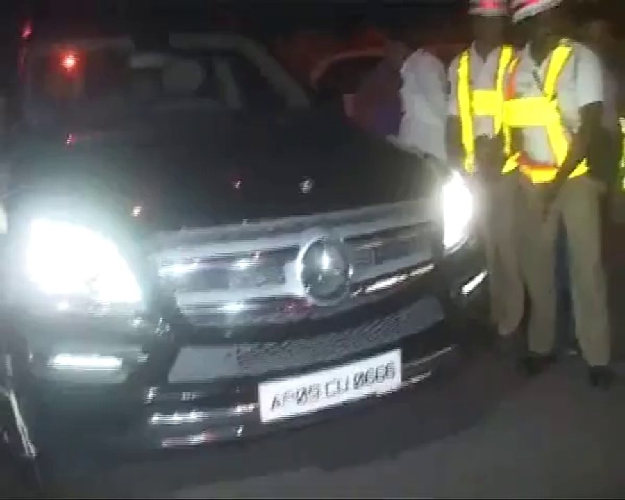 allu-arjun-was-stopped-by-hyderabad-police-at-drunk-drive-checkpoint