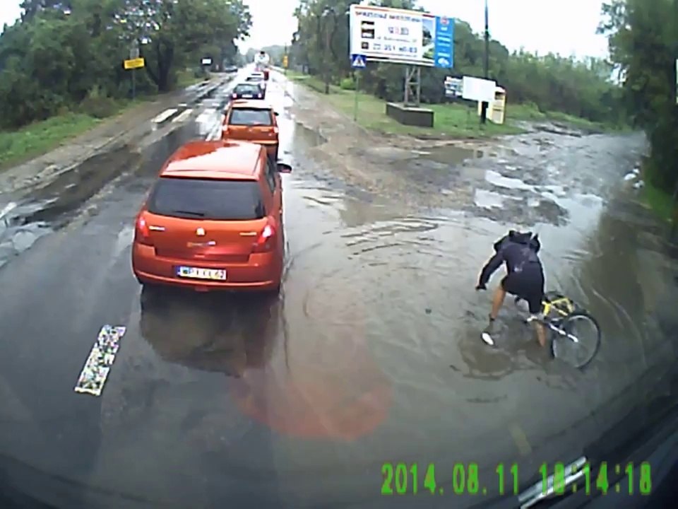 Cyclist fail : amazing Faceplant, head first in the river! - Vidéo ...