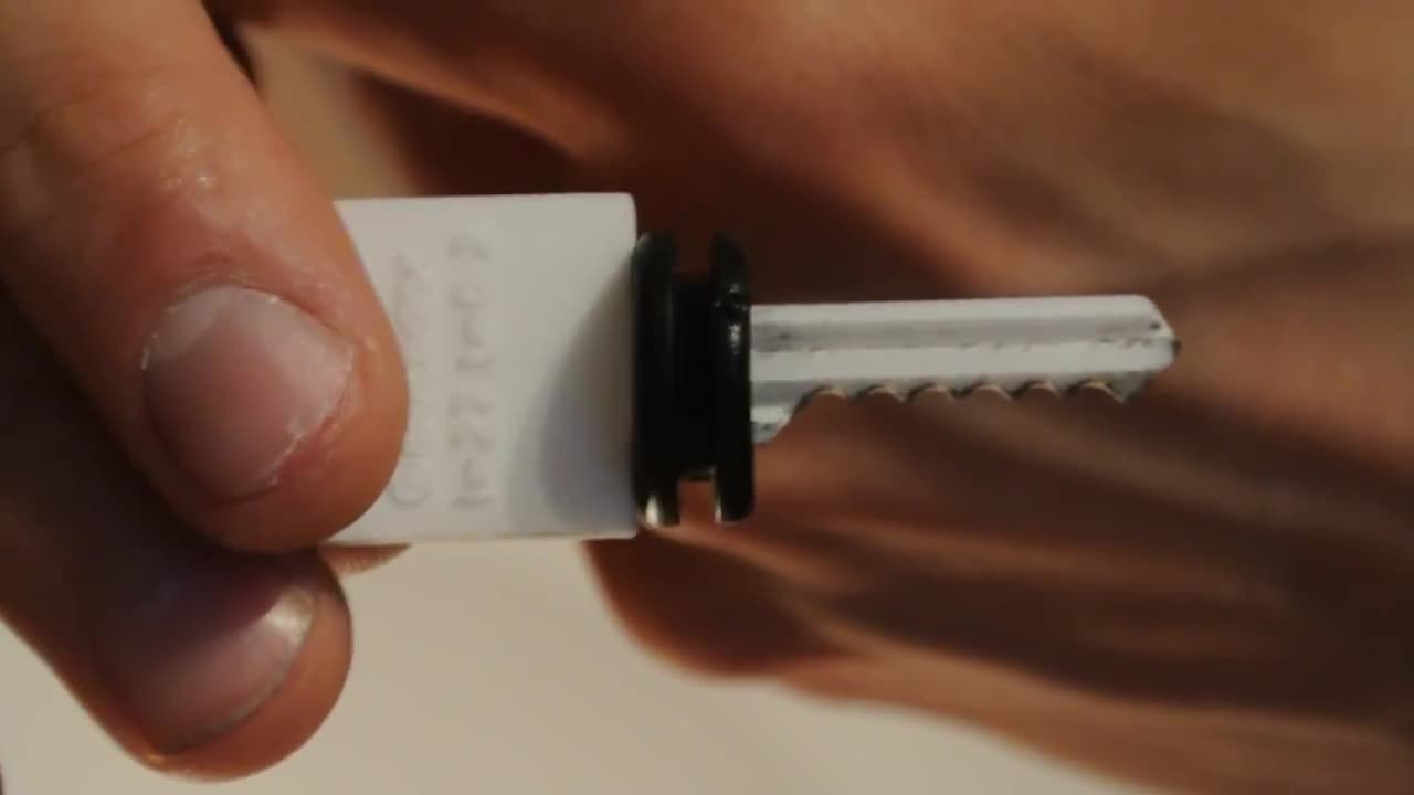 World's first 3D-printed 'Bump Key' can open most locks - video Dailymotion