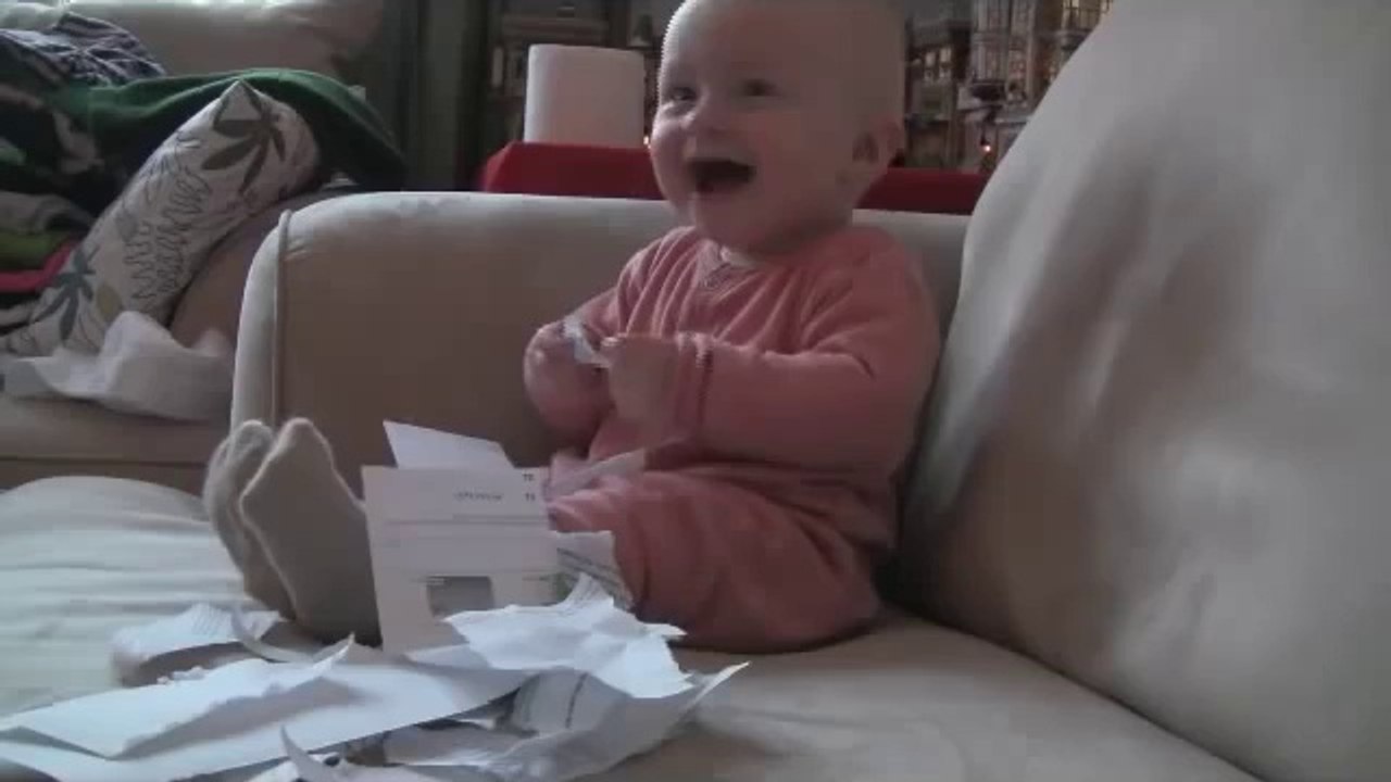 Baby Laughing Hysterically at Ripping Paper (Original) - video Dailymotion