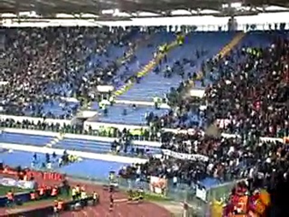 Lazio - Roma 18/4/2010 Curva Sud carica Scontri in Tevere Tafferugli ...