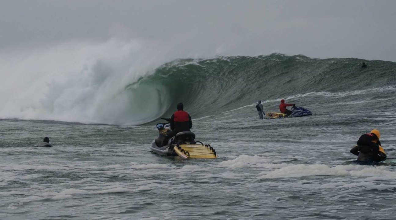 Justine surfe la vague de Mullaghmore - Vidéo Dailymotion
