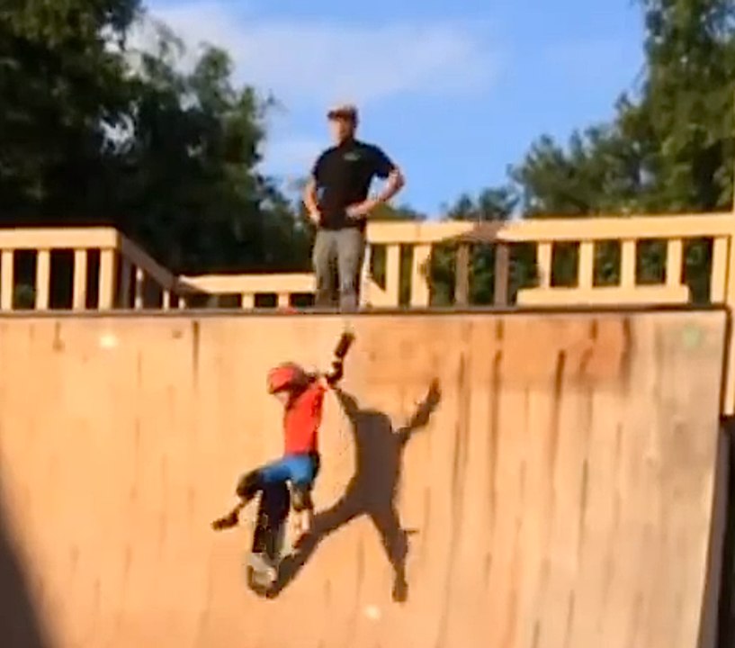 Dad kicks his son off skate ramp - Vidéo Dailymotion