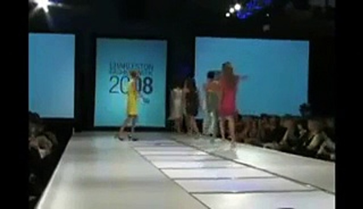 Models are Falling During Catwalk on Ramp - Very Funny - video Dailymotion