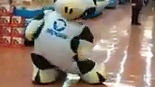 Crazy cow dancing in mall center is just AWESOME! - Vidéo Dailymotion