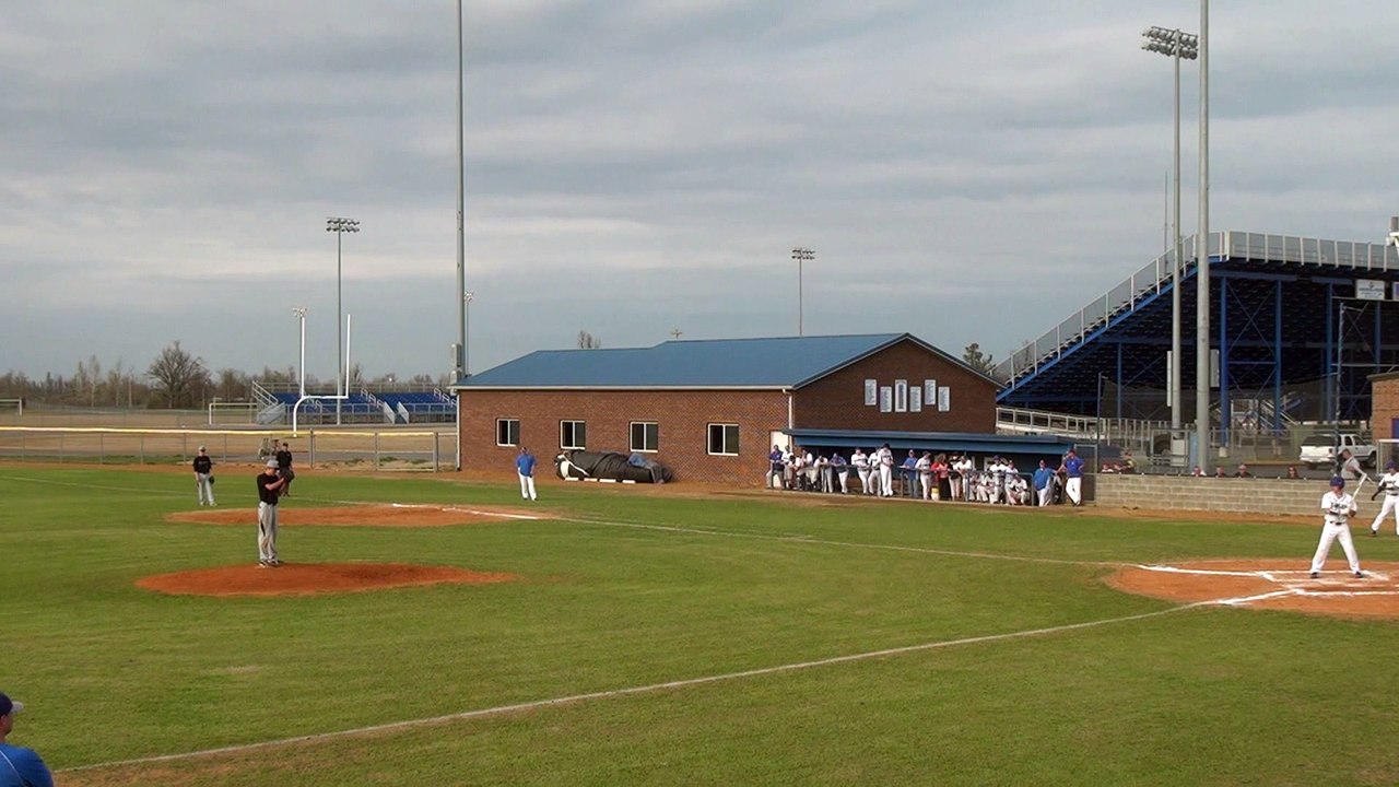 Baseball College pitcher's leg kick is entirely too high - Vidéo ...