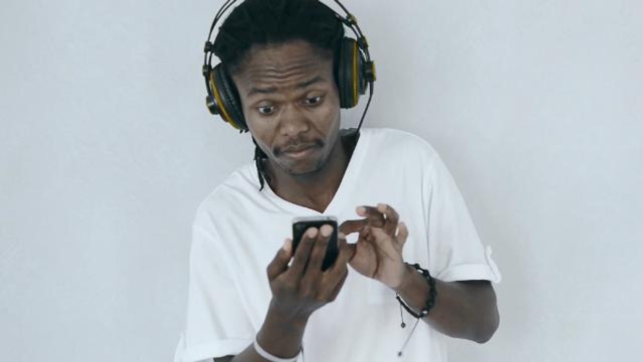 'Effective Power' text prank causes iPhone's to crash - video Dailymotion