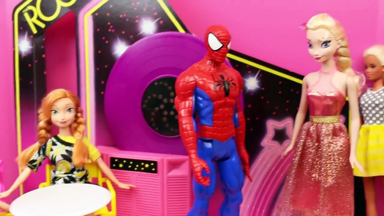 SPIDERMAN KISSES ELSA How Spidey Meets Frozen Elsa Disney Princess ...