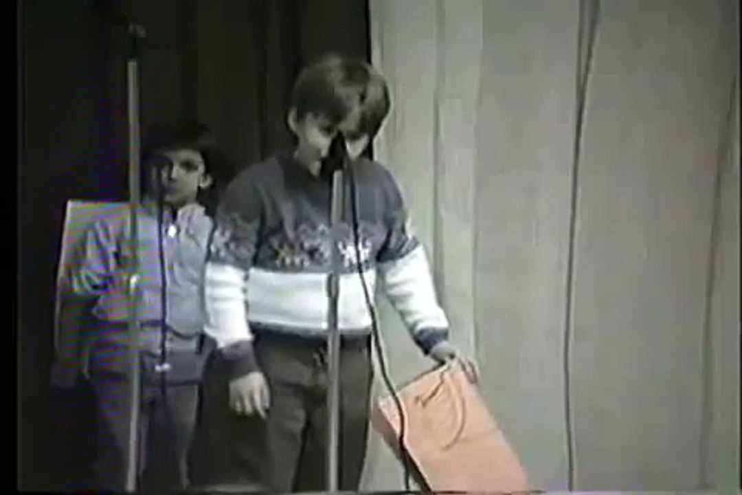kid pees his pants on stage - video Dailymotion