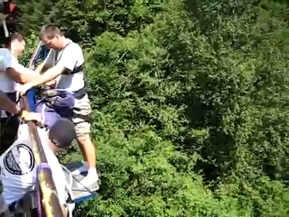 Bungee jump Accident : rope breaks and man fells... - Vidéo Dailymotion