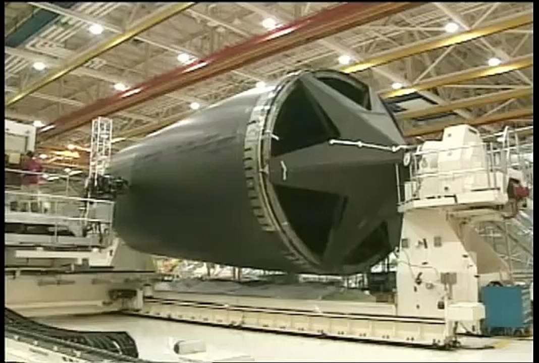 Construction of composite fuselage section of a Boeing 787 - video ...
