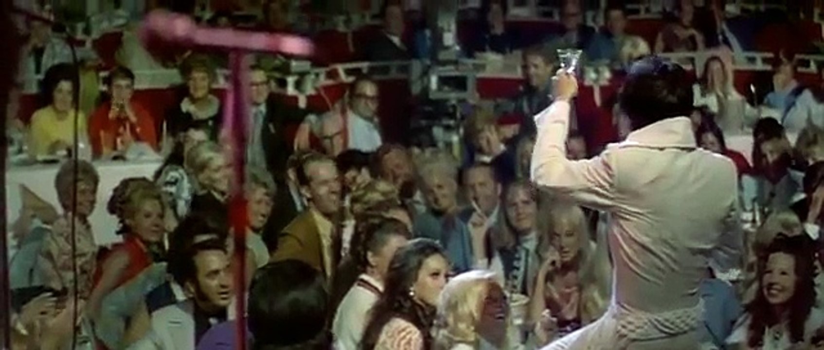 Elvis Walks through crowd - video Dailymotion