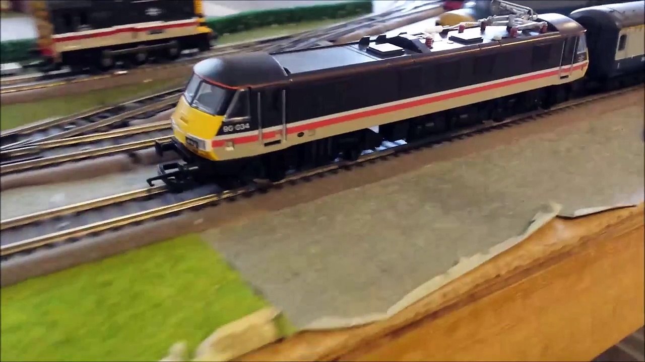 Hornby R593 BR Class 90 Bo Bo Electric Loco No 90034 InterCity Livery ...