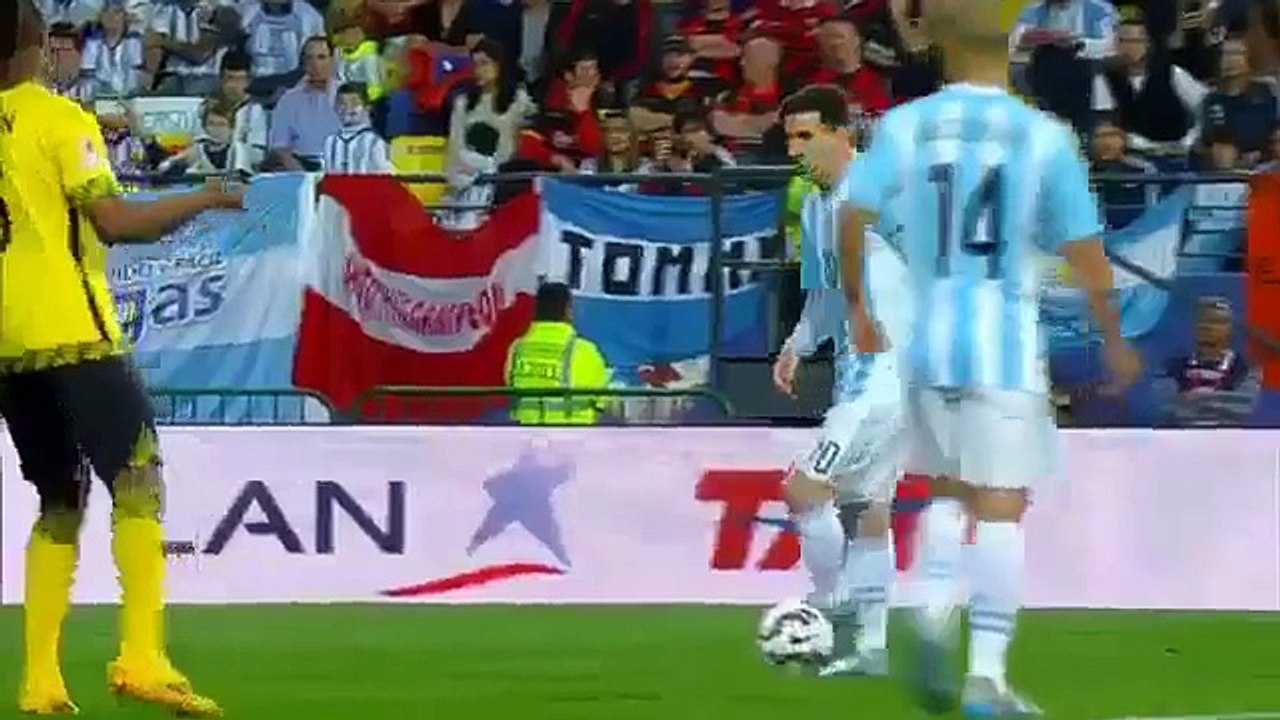 Leo Messi hit the referee with the ball #FUNNY Argentina - Jamaica Copa ...