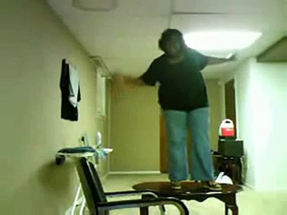 Fat girl falls off table! - video Dailymotion