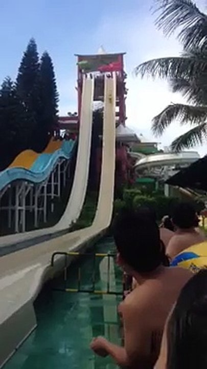 Girl loses top while sliding - video Dailymotion